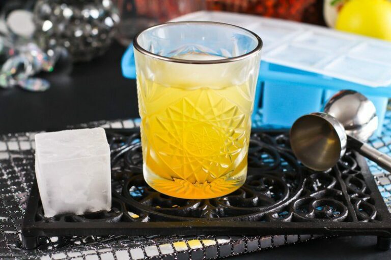 Anzeige Maracuja Gin Fizz mit Eiswürfelform myDRINK von tescoma