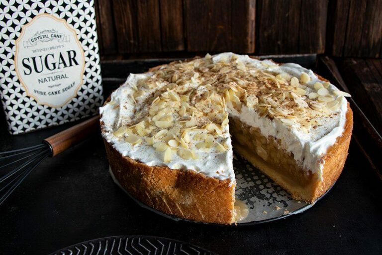Klassische Apfelweintorte mit Sahne und Baiserhaube