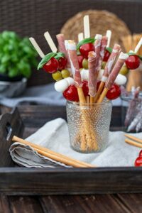 Italienisches Fingerfood - Tomate Mozzarella Spieße + Schinken Crissinis